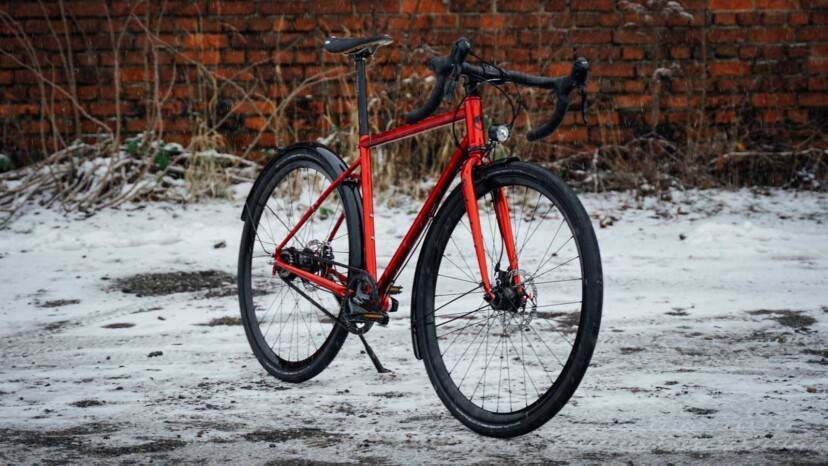 Kontrast im Winter – das veloheld.alleyX in Candy Red – veloheld Bikes